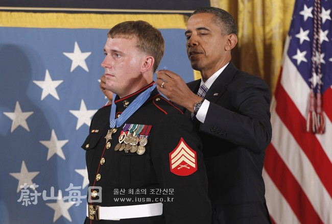 생존해병에 명예훈장 수여하는 오바마