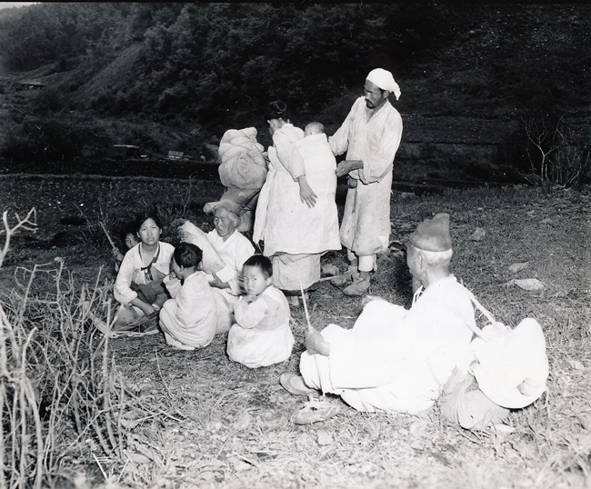 [그시절] 국가기록원, 6.25전쟁 관련 사진 공개, 헌병대 사이에서 이동을 준비하고 있는 피난민 가족