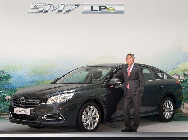 SM7 LPe 앞에서 포즈취하는 박동훈 부사장