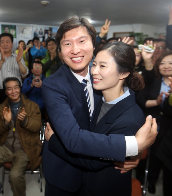 아내와 포옹하는 '흙수저' 변호사