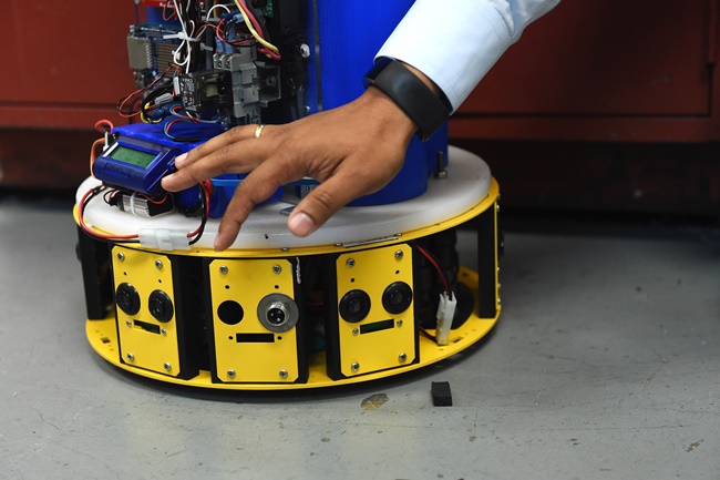 [Video] This robot follows you around and blasts you with air conditioning