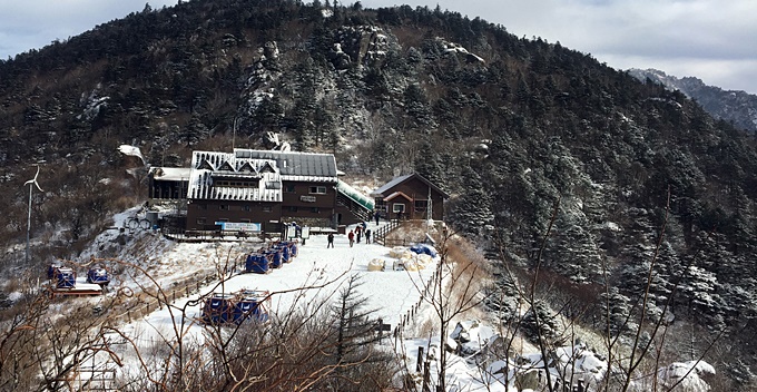 지리산에 첫눈…눈 덮인 장터목 대피소