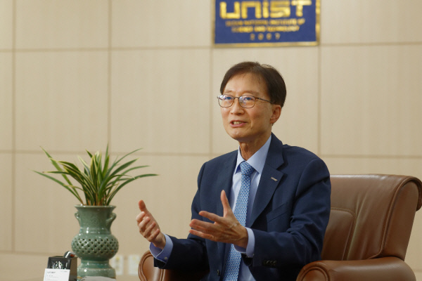 "UNIST, 2027년까지 세계 100대 연구중심대학 도약"...이용훈 총장 취임 3주년 맞아 새로운 비전 제시