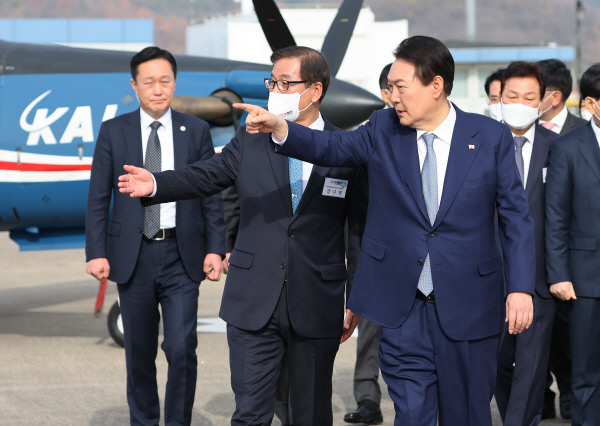 윤 대통령 "방산을 국가 선도 산업으로 육성...범정부 수출지원 강화"